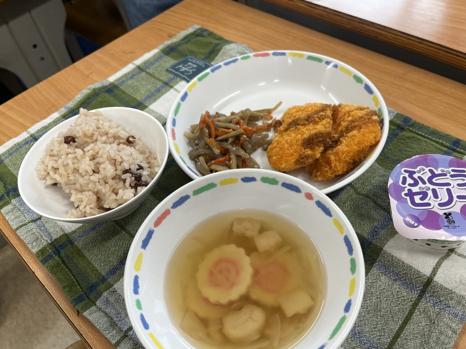 今日のメニューは、お赤飯・白玉麩となるとのおすまし・ソースエビカツ・こんにゃく牛蒡のごまきんぴら・ぶどうゼリー でした。
